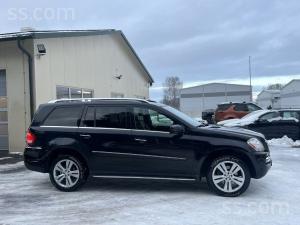 Black Mercedes-Benz GL 450 2011 in Riga, with an engine capacity of 4.70 L and mileage of 295 thousand km for 8700 €, photo 4 on AUTOMOTO.COM.LV