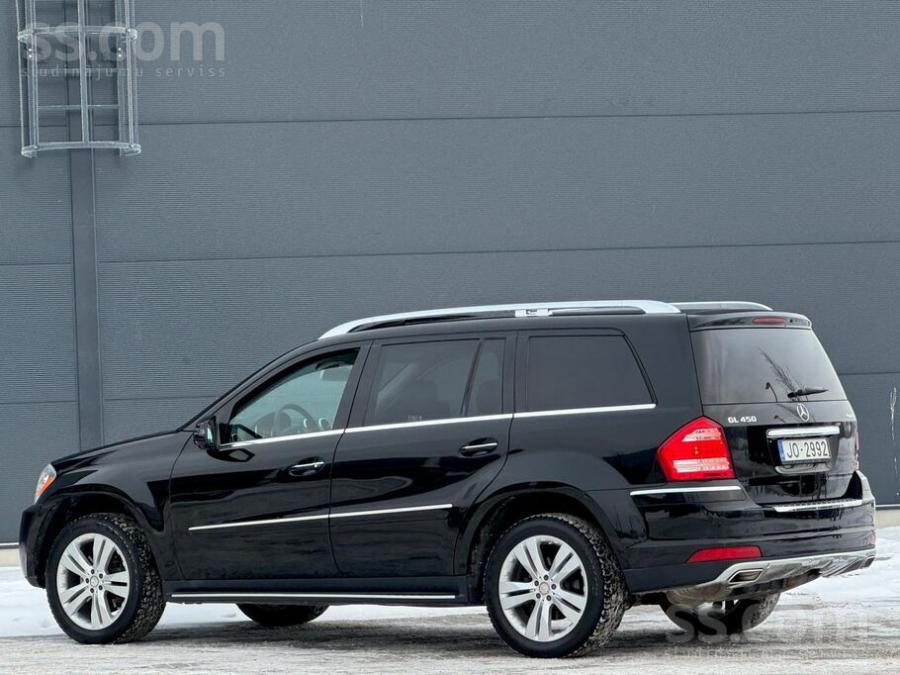 Black Mercedes-Benz GL 450 2011 in Riga, with an engine capacity of 4.70 L and mileage of 289 thousand km for 8950 €, photo 4 on AUTOMOTO.COM.LV