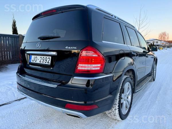 Black Mercedes-Benz GL 450 2011 in Riga, with an engine capacity of 4.70 L and mileage of 289 thousand km for 9950 €, photo 8 on AUTOMOTO.COM.LV