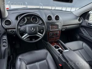 Black Mercedes-Benz GL 450 2011 in Riga, with an engine capacity of 4.70 L and mileage of 289 thousand km for 9950 €, photo 9 on AUTOMOTO.COM.LV