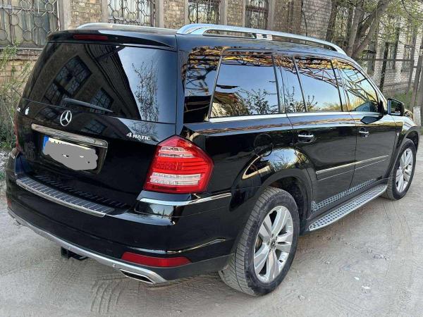 Black Mercedes-Benz GL 450 2011 in Vilnius, with an engine capacity of 4.66 L and mileage of 175 thousand km for 9800 €, photo 3 on AUTOMOTO.COM.LV