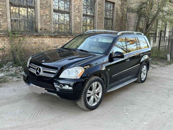 Black Mercedes-Benz GL 450 2011 in Vilnius, with an engine capacity of 4.66 L and mileage of 175 thousand km for 9800 €, photo 5 on AUTOMOTO.COM.LV
