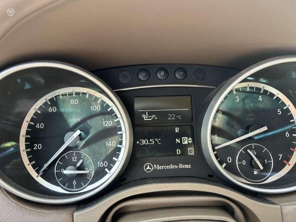 Black Mercedes-Benz GL 450 2011 in Vilnius, with an engine capacity of 4.66 L and mileage of 175 thousand km for 9800 €, photo 10 on AUTOMOTO.COM.LV