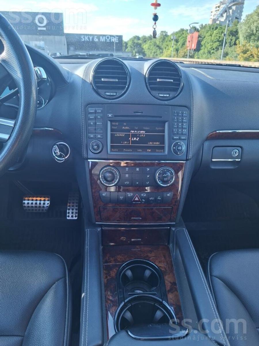 Black Mercedes-Benz GL 450 2011 in Riga, with an engine capacity of 4.70 L and mileage of 212 thousand km for 11000 €, photo 5 on AUTOMOTO.COM.LV