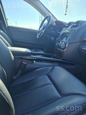 Black Mercedes-Benz GL 450 2011 in Riga, with an engine capacity of 4.70 L and mileage of 212 thousand km for 11000 €, photo 7 on AUTOMOTO.COM.LV