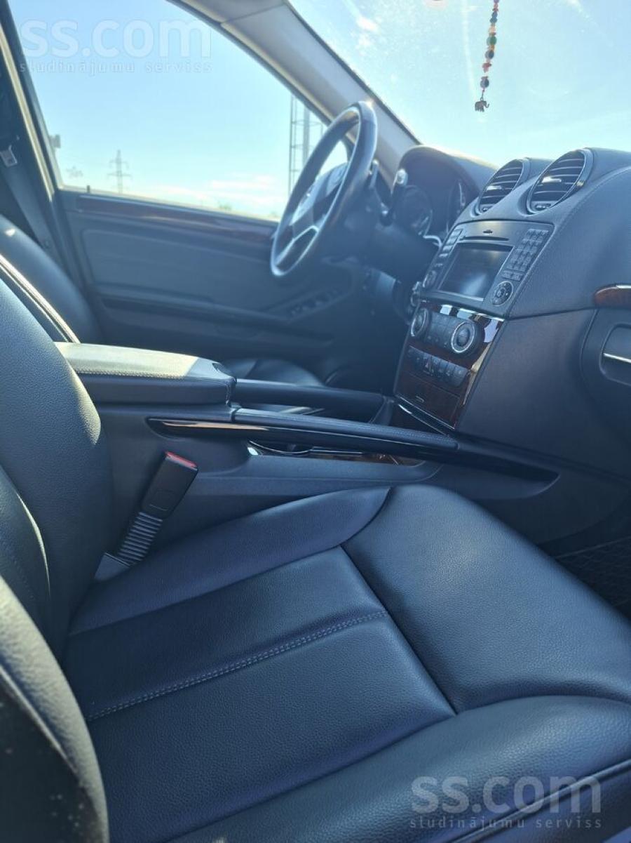 Black Mercedes-Benz GL 450 2011 in Riga, with an engine capacity of 4.70 L and mileage of 212 thousand km for 11000 €, photo 7 on AUTOMOTO.COM.LV