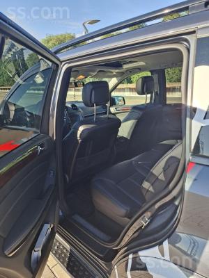 Black Mercedes-Benz GL 450 2011 in Riga, with an engine capacity of 4.70 L and mileage of 212 thousand km for 11000 €, photo 8 on AUTOMOTO.COM.LV