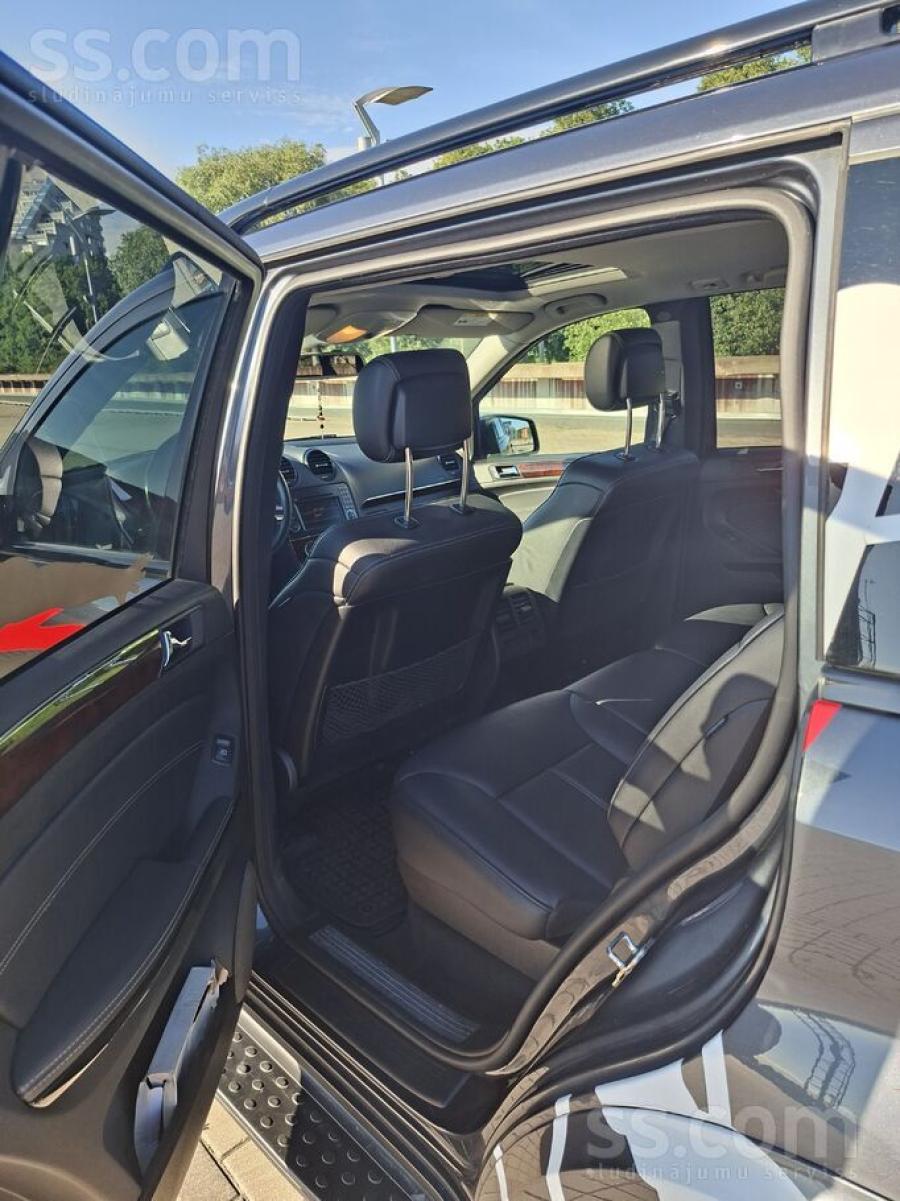 Black Mercedes-Benz GL 450 2011 in Riga, with an engine capacity of 4.70 L and mileage of 212 thousand km for 11000 €, photo 8 on AUTOMOTO.COM.LV