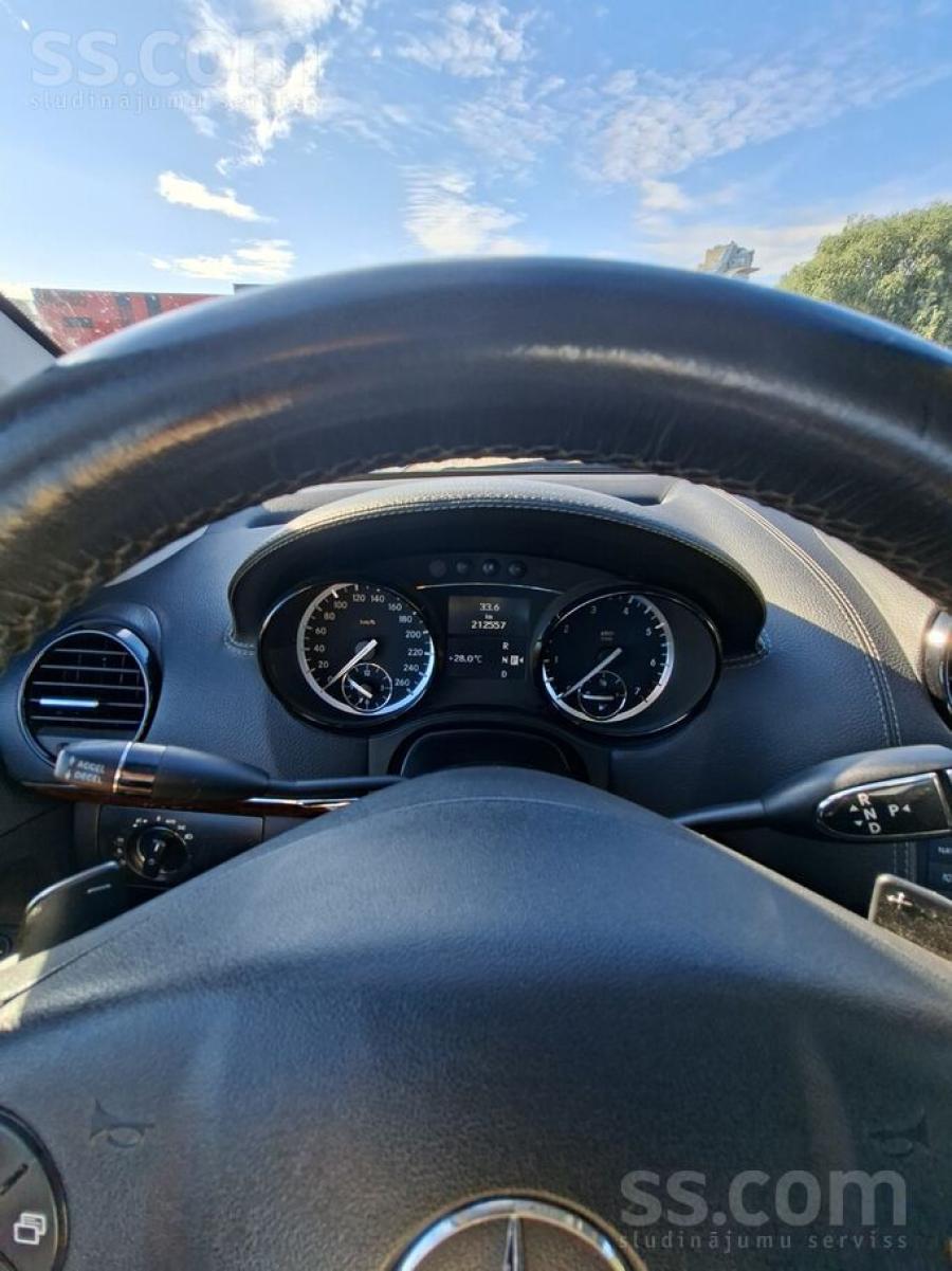 Black Mercedes-Benz GL 450 2011 in Riga, with an engine capacity of 4.70 L and mileage of 212 thousand km for 11000 €, photo 9 on AUTOMOTO.COM.LV