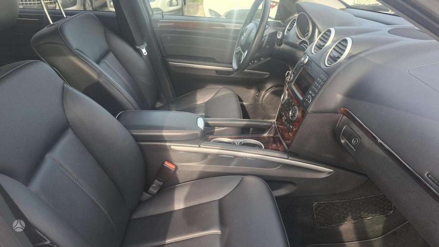 Black Mercedes-Benz GL 450 2011 in Kaunas, with an engine capacity of 4.66 L and mileage of 280 thousand km for 8750 €, photo 13 on AUTOMOTO.COM.LV