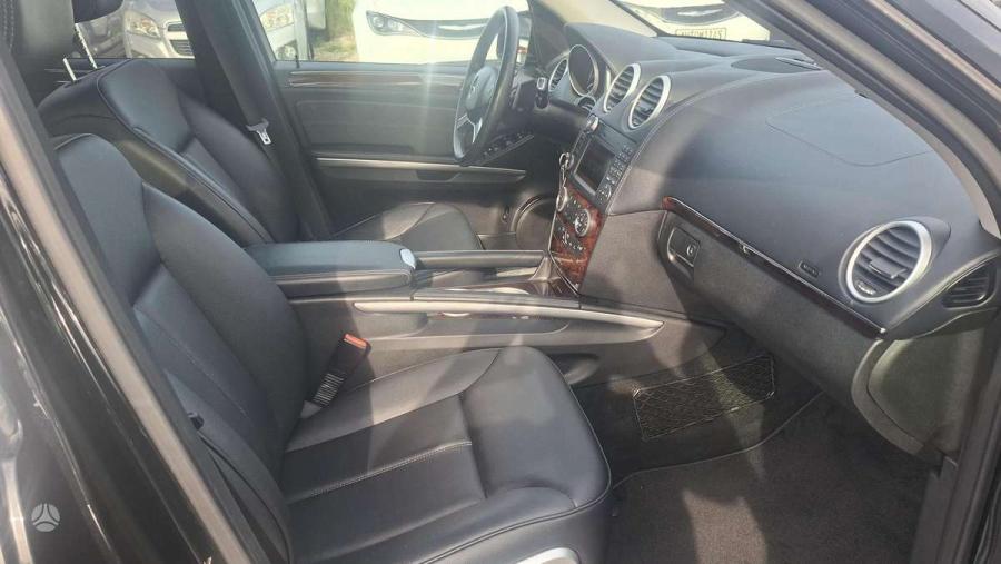 Black Mercedes-Benz GL 450 2011 in Kaunas, with an engine capacity of 4.66 L and mileage of 280 thousand km for 8750 €, photo 17 on AUTOMOTO.COM.LV