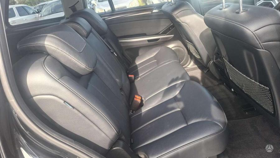 Black Mercedes-Benz GL 450 2011 in Kaunas, with an engine capacity of 4.66 L and mileage of 280 thousand km for 8750 €, photo 18 on AUTOMOTO.COM.LV