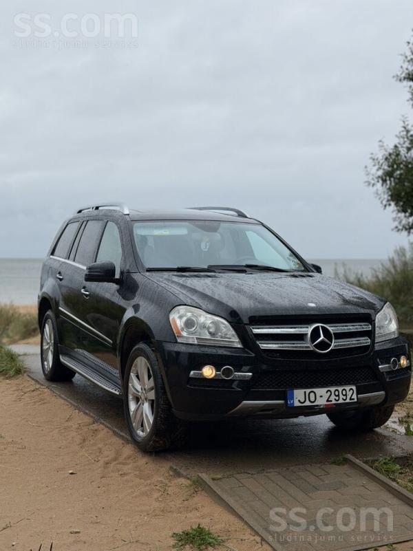 Melns Mercedes-Benz GL 450 2011 Rīga, ar dzinēja tilpumu 4.70 L un nobraukumu 300 tūkst. km par 11500 €, foto 1 vietnē AUTOMOTO.COM.LV