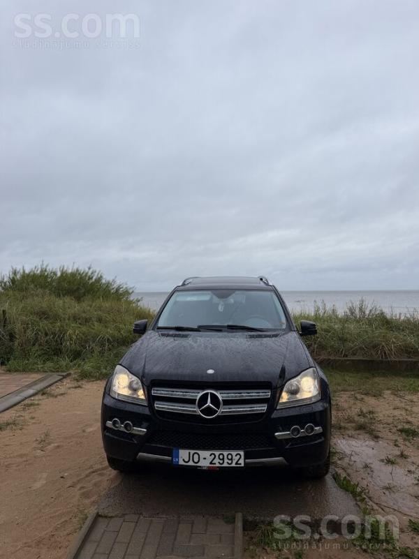 Melns Mercedes-Benz GL 450 2011 Rīga, ar dzinēja tilpumu 4.70 L un nobraukumu 300 tūkst. km par 11500 €, foto 4 vietnē AUTOMOTO.COM.LV