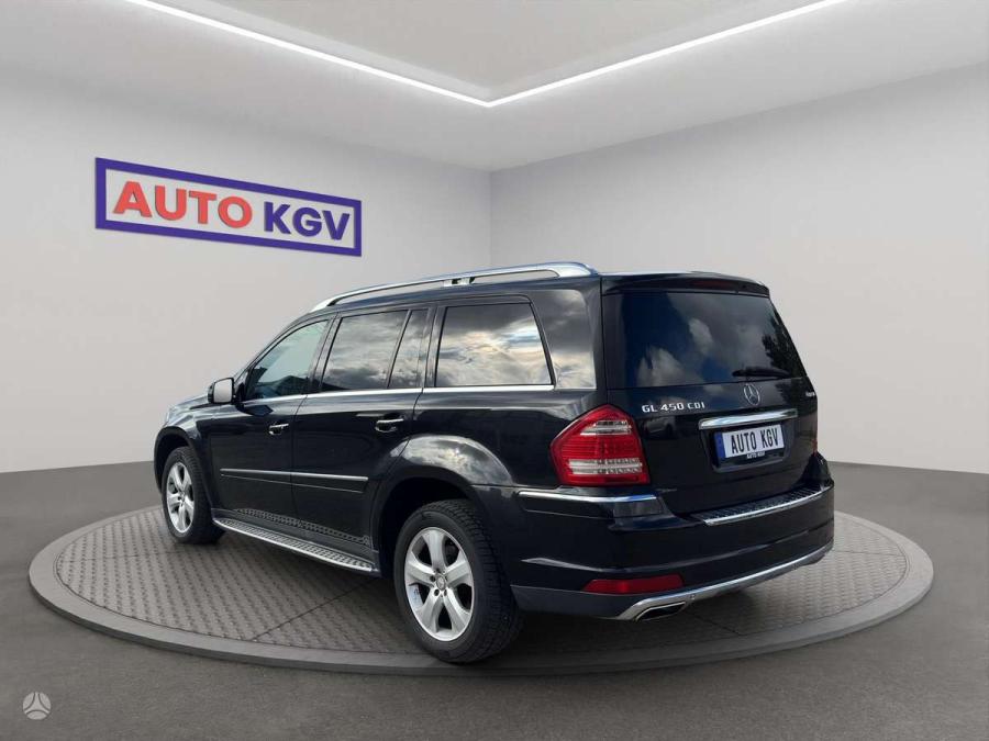 Melns Mercedes-Benz GL 450 2011 Klaipėda, ar dzinēja tilpumu 4.00 L un nobraukumu 220 tūkst. km par 10999 €, foto 4 vietnē AUTOMOTO.COM.LV