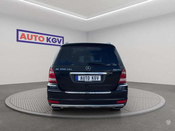 Mercedes-Benz GL 450 2011 Klaipėda vietnē Melns Mercedes-Benz GL 450 2011 Klaipėda, ar dzinēja tilpumu 4.00 L un nobraukumu 220 tūkst. km par 10999 €, foto 5 vietnē AUTOMOTO.COM.LV