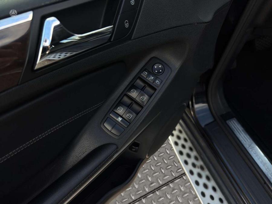 Melns Mercedes-Benz GL 450 2011 Klaipėda, ar dzinēja tilpumu 4.00 L un nobraukumu 220 tūkst. km par 10999 €, foto 14 vietnē AUTOMOTO.COM.LV