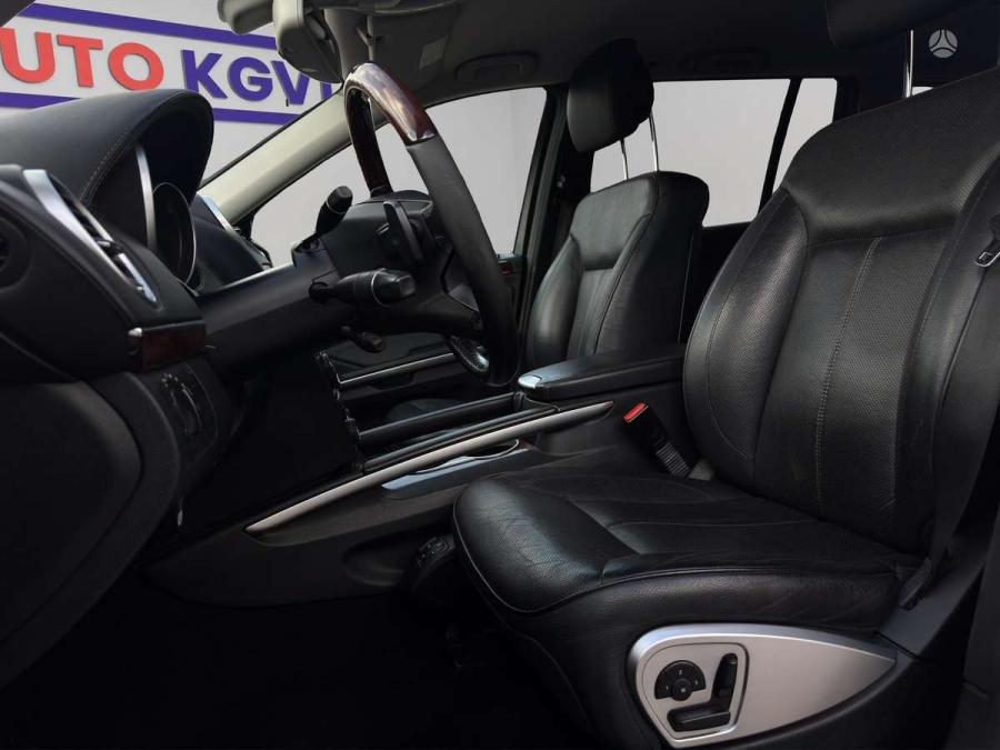 Melns Mercedes-Benz GL 450 2011 Klaipėda, ar dzinēja tilpumu 4.00 L un nobraukumu 220 tūkst. km par 10999 €, foto 15 vietnē AUTOMOTO.COM.LV