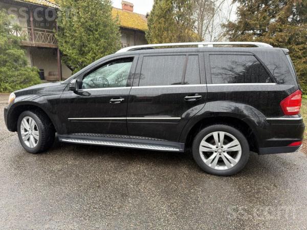 Mercedes-Benz GL 450 2011 in Riga on AUTOMOTO.COM.LV Black Mercedes-Benz GL 450 2011 in Riga, with an engine capacity of 4.70 L and mileage of 301 thousand km for 9200 €, photo 4 on AUTOMOTO.COM.LV