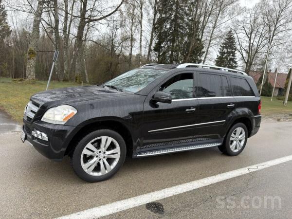 Mercedes-Benz GL 450 2011 in Riga on AUTOMOTO.COM.LV Black Mercedes-Benz GL 450 2011 in Riga, with an engine capacity of 4.70 L and mileage of 301 thousand km for 9200 €, photo 5 on AUTOMOTO.COM.LV