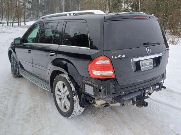 Melns Mercedes-Benz GL 450 2012 Viļņa, ar dzinēja tilpumu 4.70 L un nobraukumu 109 tūkst. km par 7500 €, foto 7 vietnē AUTOMOTO.COM.LV