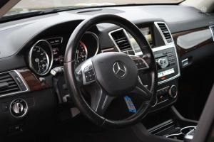 Black Mercedes-Benz GL 450 2013 in Vilnius, with an engine capacity of 4.66 L and mileage of 157 thousand km for 12050 €, photo 21 on AUTOMOTO.COM.LV