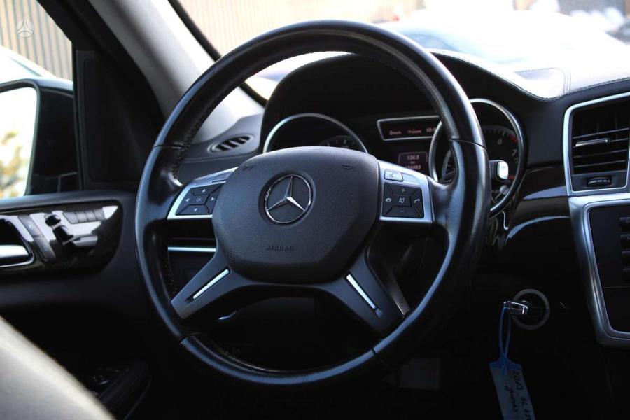 Black Mercedes-Benz GL 450 2013 in Vilnius, with an engine capacity of 4.66 L and mileage of 157 thousand km for 12050 €, photo 17 on AUTOMOTO.COM.LV
