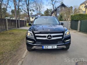 Black Mercedes-Benz GL 450 2015 in Jurmala, with an engine capacity of 3.00 L and mileage of 320 thousand km for 19500 €, photo 2 on AUTOMOTO.COM.LV