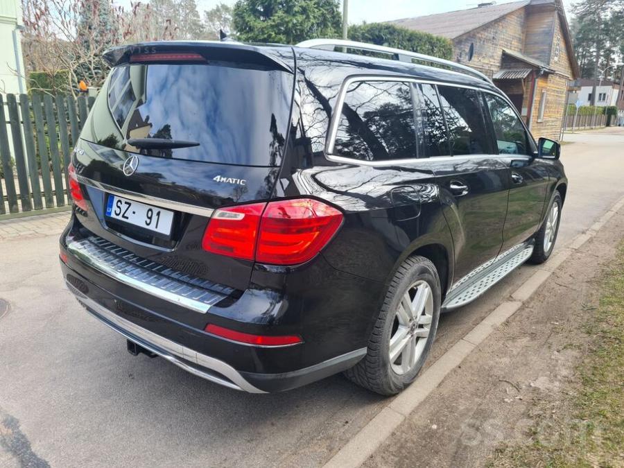 Black Mercedes-Benz GL 450 2015 in Jurmala, with an engine capacity of 3.00 L and mileage of 320 thousand km for 19500 €, photo 3 on AUTOMOTO.COM.LV