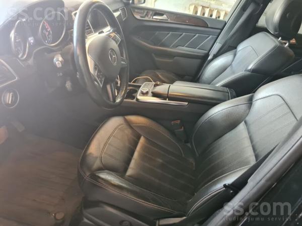 Black Mercedes-Benz GL 450 2015 in Jurmala, with an engine capacity of 3.00 L and mileage of 320 thousand km for 19500 €, photo 6 on AUTOMOTO.COM.LV