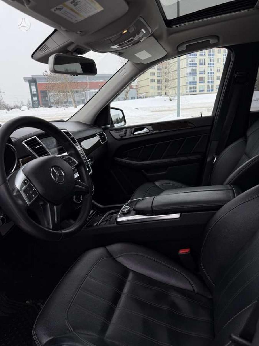 Black Mercedes-Benz GL 450 2015 in Siauliai, with an engine capacity of 3.00 L and mileage of 186 thousand km for 17500 €, photo 5 on AUTOMOTO.COM.LV