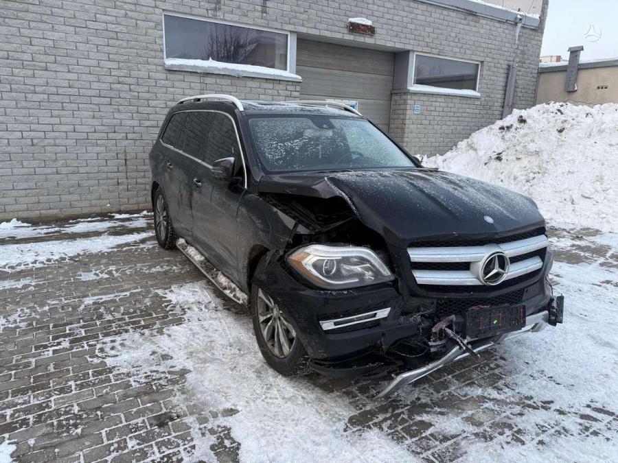 Melns Mercedes-Benz GL 450 2015 Telšiai, ar dzinēja tilpumu 3.00 L un nobraukumu 201 tūkst. km par 10500 €, foto 3 vietnē AUTOMOTO.COM.LV