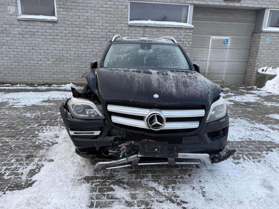 Melns Mercedes-Benz GL 450 2015 Telšiai, ar dzinēja tilpumu 3.00 L un nobraukumu 201 tūkst. km par 10500 €, foto 4 vietnē AUTOMOTO.COM.LV