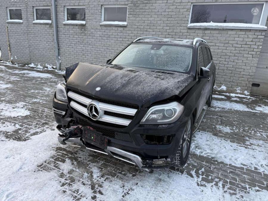 Melns Mercedes-Benz GL 450 2015 Telšiai, ar dzinēja tilpumu 3.00 L un nobraukumu 201 tūkst. km par 10500 €, foto 5 vietnē AUTOMOTO.COM.LV