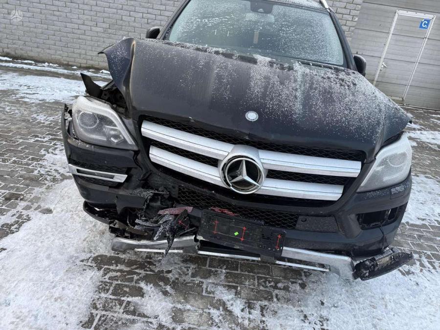 Melns Mercedes-Benz GL 450 2015 Telšiai, ar dzinēja tilpumu 3.00 L un nobraukumu 201 tūkst. km par 10500 €, foto 9 vietnē AUTOMOTO.COM.LV