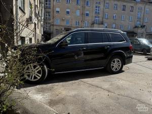 Black Mercedes-Benz GL 450 2015 in Siauliai, with an engine capacity of 3.00 L and mileage of 136 thousand km for 20800 €, photo 4 on AUTOMOTO.COM.LV