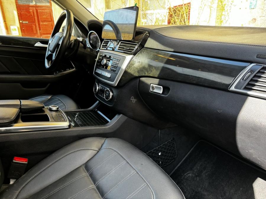 Black Mercedes-Benz GL 450 2015 in Siauliai, with an engine capacity of 3.00 L and mileage of 136 thousand km for 20800 €, photo 5 on AUTOMOTO.COM.LV