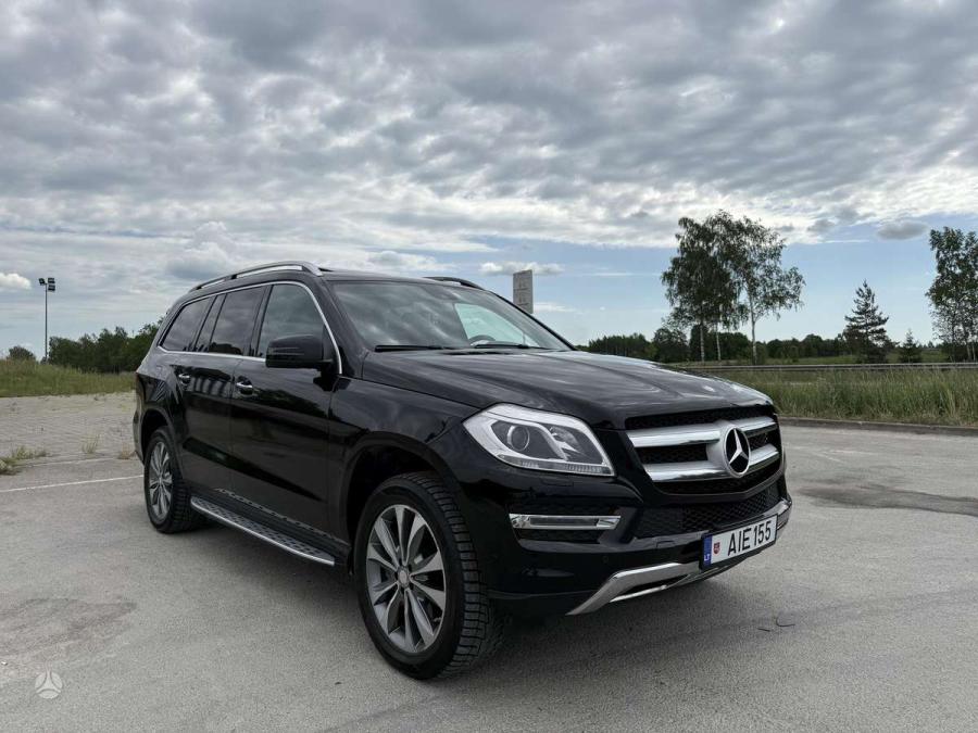 Black Mercedes-Benz GL 450 2015 in Siauliai, with an engine capacity of 3.00 L and mileage of 193 thousand km for 17000 €, photo 4 on AUTOMOTO.COM.LV