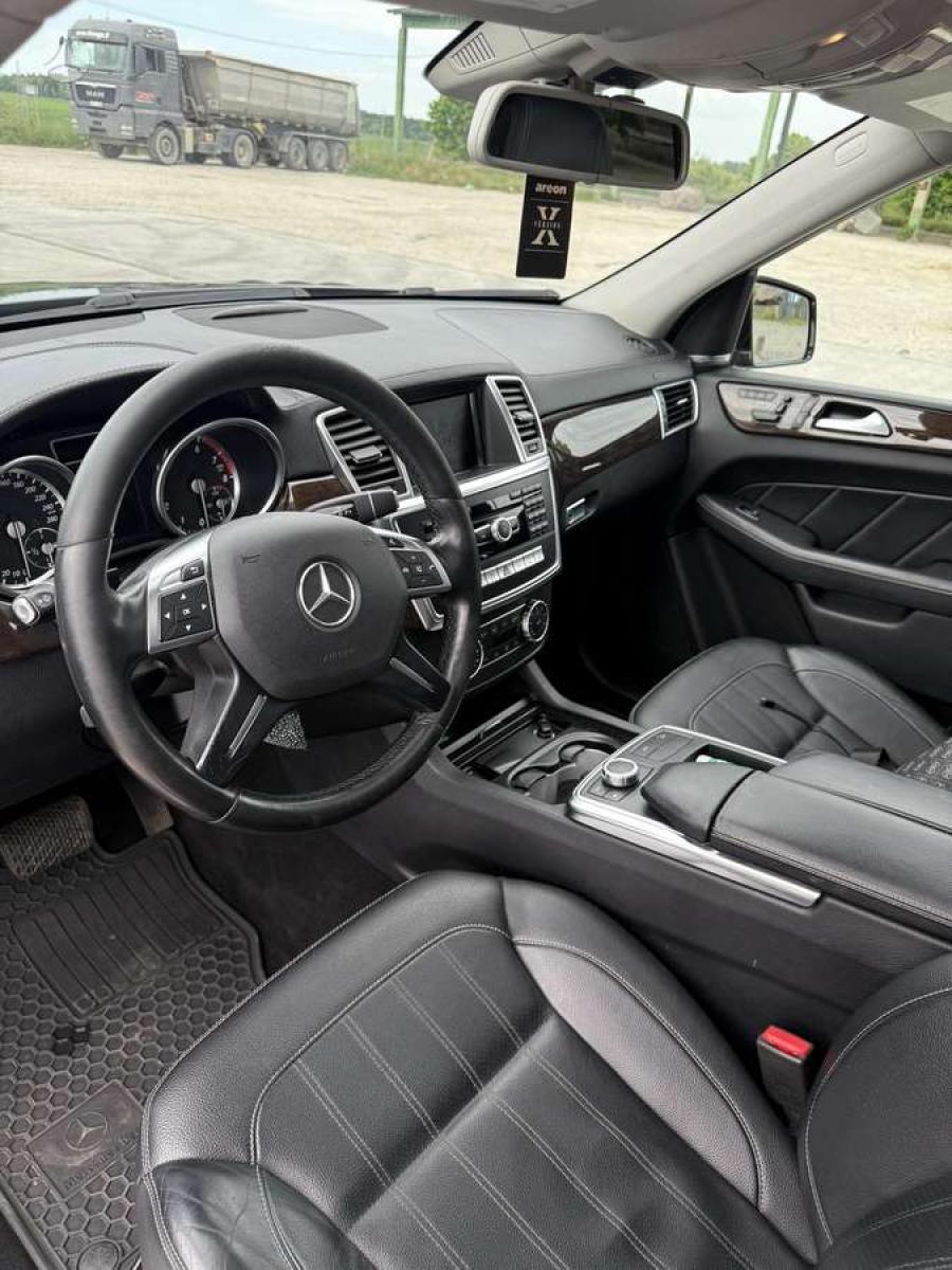 Black Mercedes-Benz GL 450 2015 in Siauliai, with an engine capacity of 3.00 L and mileage of 193 thousand km for 17000 €, photo 6 on AUTOMOTO.COM.LV