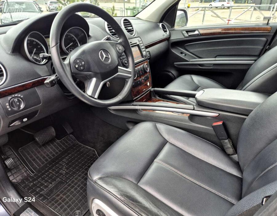 Grey Mercedes-Benz GL 450 2010 in Siauliai, with an engine capacity of 4.70 L and mileage of 310 thousand km for 6800 €, photo 11 on AUTOMOTO.COM.LV