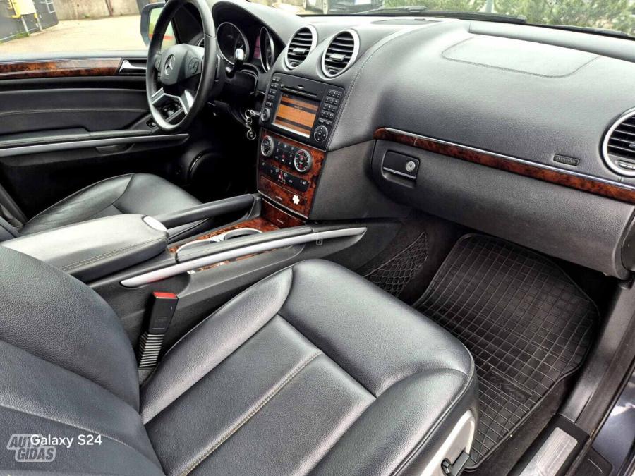 Grey Mercedes-Benz GL 450 2010 in Siauliai, with an engine capacity of 4.70 L and mileage of 310 thousand km for 6800 €, photo 18 on AUTOMOTO.COM.LV