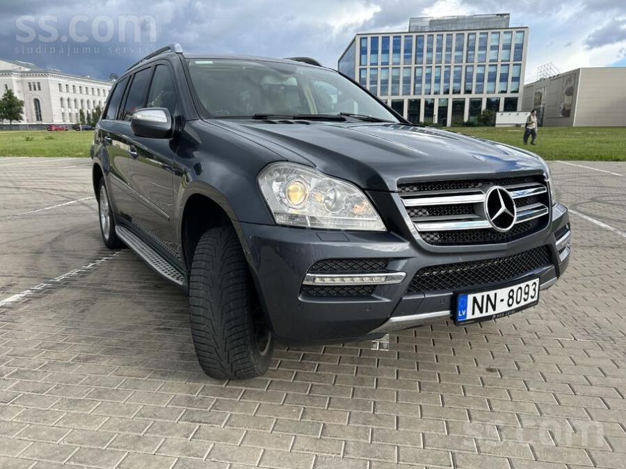 Grey Mercedes-Benz GL 450 2010 in Riga, with an engine capacity of 4.70 L and mileage of 305 thousand km for 7444 €, photo 3 on AUTOMOTO.COM.LV