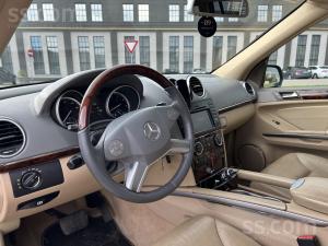 Grey Mercedes-Benz GL 450 2010 in Riga, with an engine capacity of 4.70 L and mileage of 305 thousand km for 7444 €, photo 8 on AUTOMOTO.COM.LV
