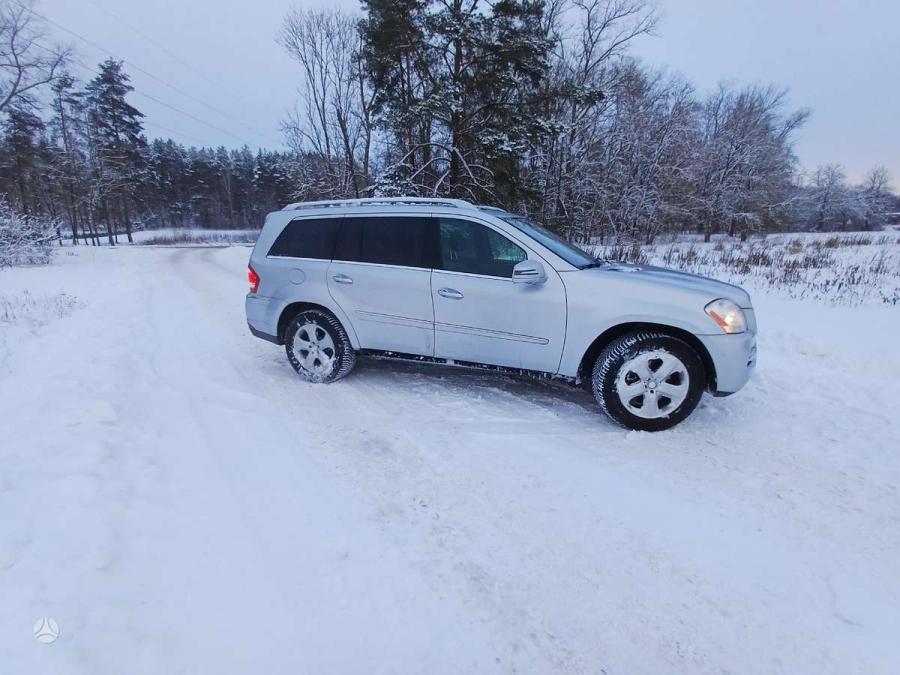 Pelēks Mercedes-Benz GL 450 2012 Viļņa, ar dzinēja tilpumu 4.70 L un nobraukumu 170 tūkst. km par 5950 €, foto 2 vietnē AUTOMOTO.COM.LV