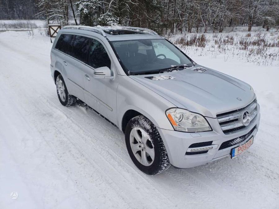 Pelēks Mercedes-Benz GL 450 2012 Viļņa, ar dzinēja tilpumu 4.70 L un nobraukumu 170 tūkst. km par 5950 €, foto 3 vietnē AUTOMOTO.COM.LV