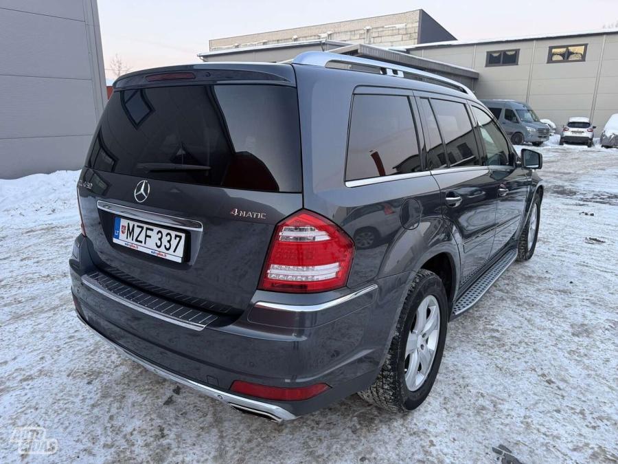Pelēks Mercedes-Benz GL 450 2012 Viļņa, ar dzinēja tilpumu 4.70 L un nobraukumu 259 tūkst. km par 8500 €, foto 7 vietnē AUTOMOTO.COM.LV