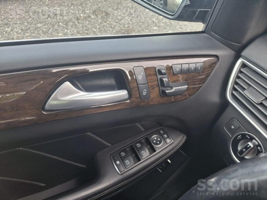 Pelēks Mercedes-Benz GL 450 2014 Rīga, ar dzinēja tilpumu 4.70 L un nobraukumu 255 tūkst. km par 18500 €, foto 18 vietnē AUTOMOTO.COM.LV
