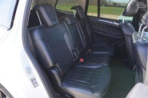 Pelēks Mercedes-Benz GL 450 2015 Kvietiniai, ar dzinēja tilpumu 3.00 L un nobraukumu 181 tūkst. km par 17500 €, foto 18 vietnē AUTOMOTO.COM.LV
