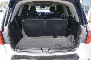Pelēks Mercedes-Benz GL 450 2015 Kvietiniai, ar dzinēja tilpumu 3.00 L un nobraukumu 181 tūkst. km par 17500 €, foto 28 vietnē AUTOMOTO.COM.LV