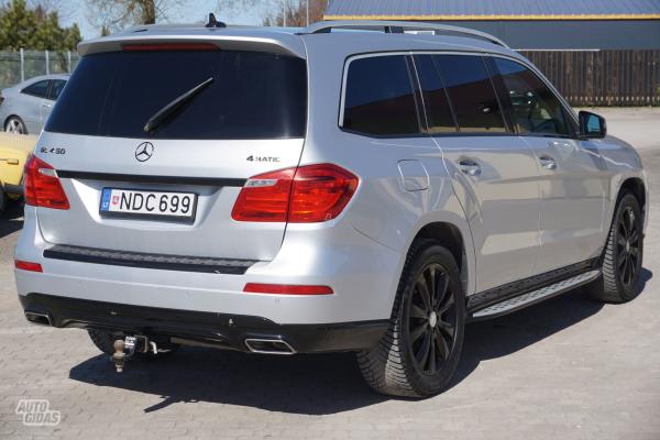 Pelēks Mercedes-Benz GL 450 2015 Kvietiniai, ar dzinēja tilpumu 3.00 L un nobraukumu 181 tūkst. km par 17500 €, foto 4 vietnē AUTOMOTO.COM.LV